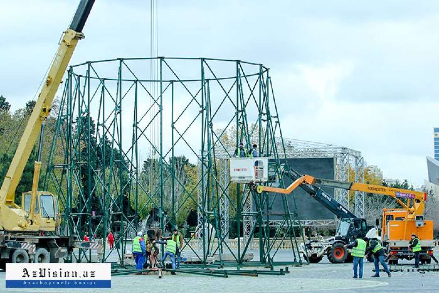 Bakıda 35 metrlik yolka qurulur - FOTO