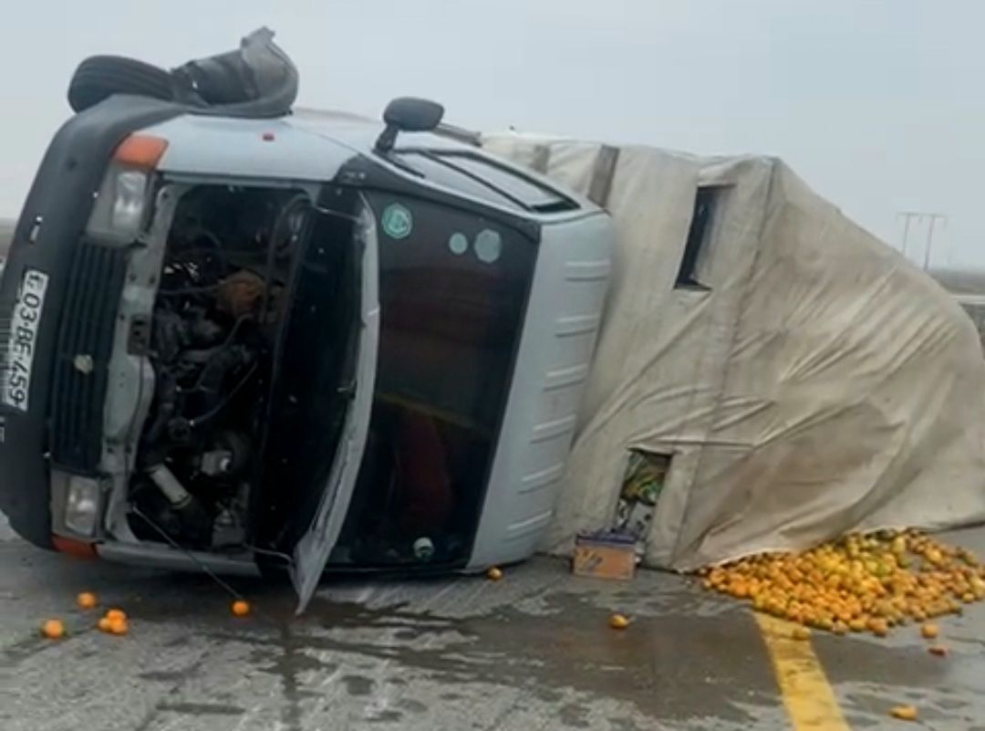 Bakupost.az - Bakı-Ələt yolunda ağır qəza: mandarinlə dolu "Qazel" aşdı ...